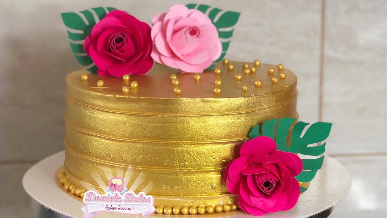 Bolo dourado c/ espátula de textura